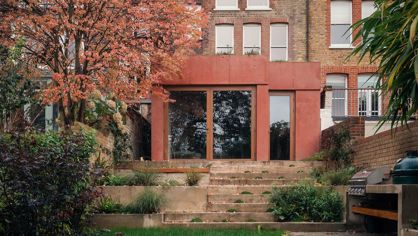 A Putney riverside house project updates a Victorian…