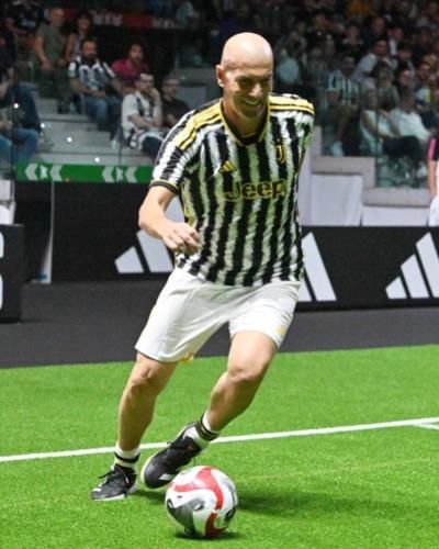 Zinedine Zidane: A Captivating Display Of Joy And Skill