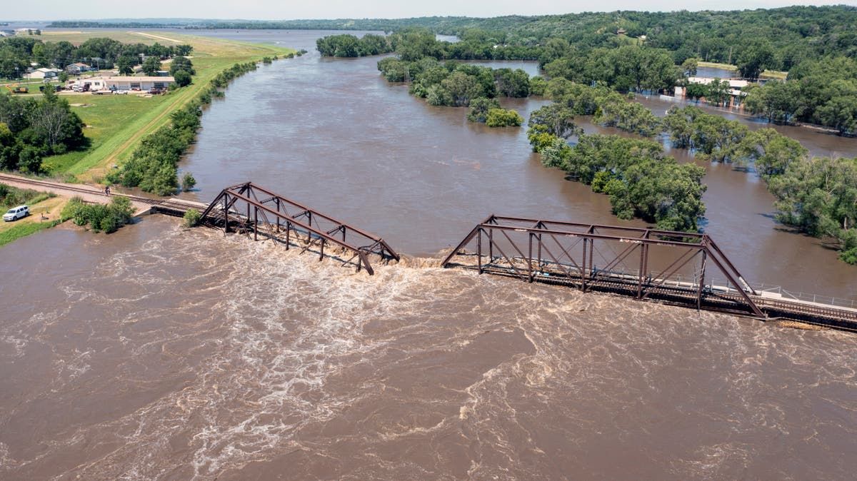 More rain possible in deluged Midwest as flooding…