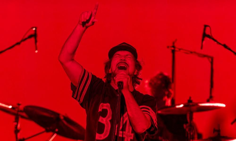 Pearl Jam review – Manchester audience rescues a…