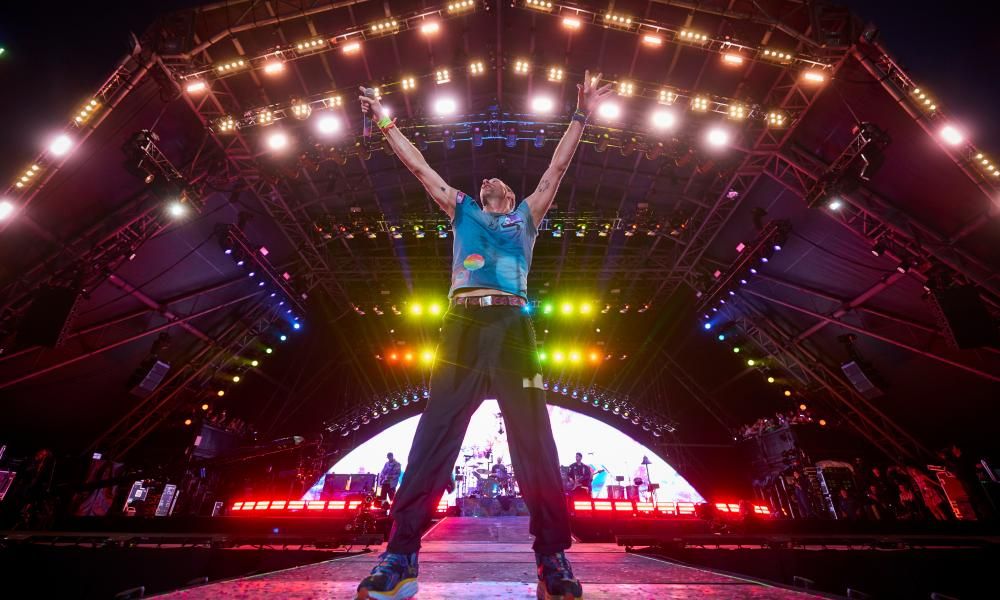 Coldplay’s record return lights up Pyramid at a…