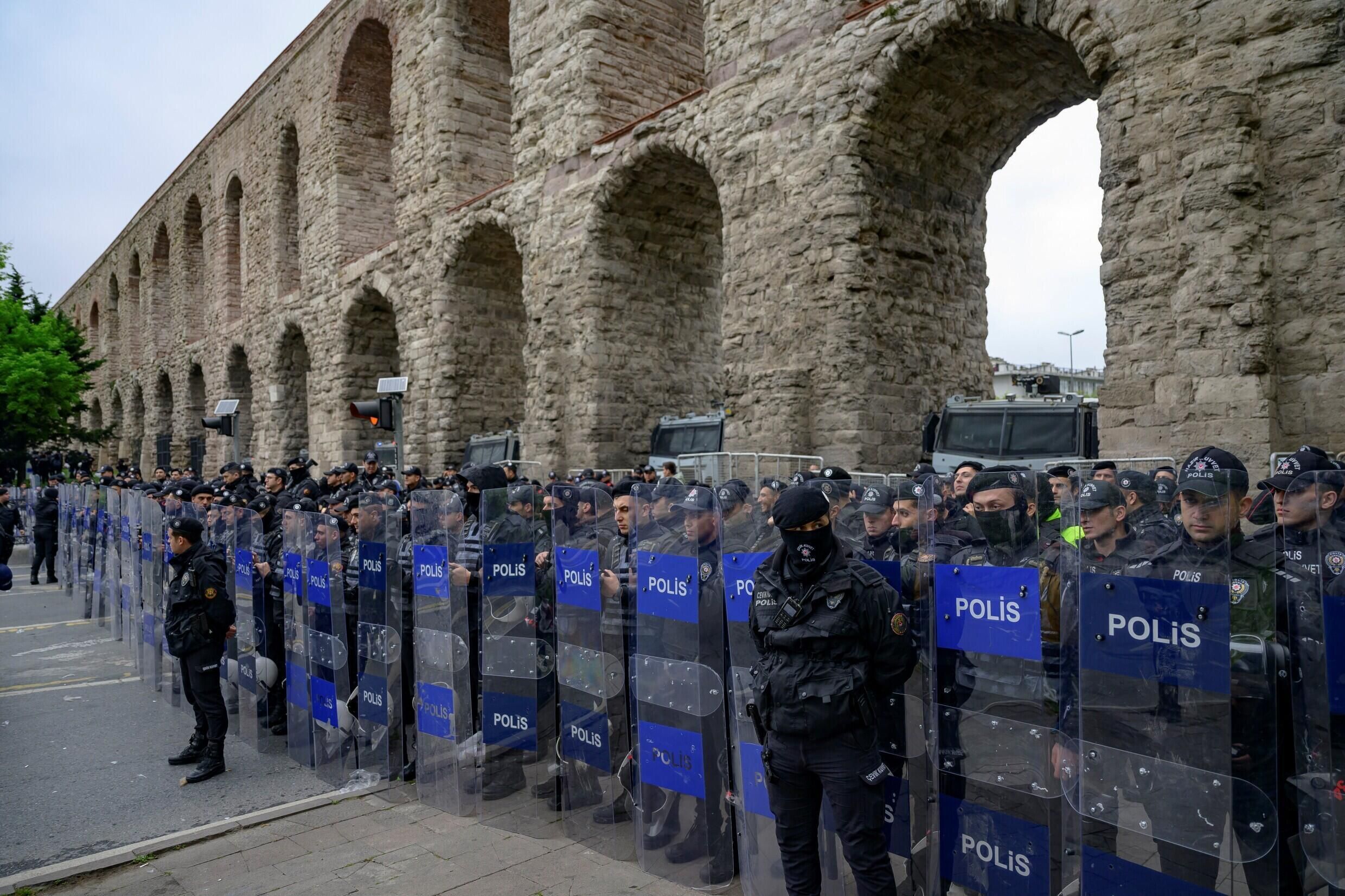 Turkish police arrest hundreds after anti-Syrian riots…