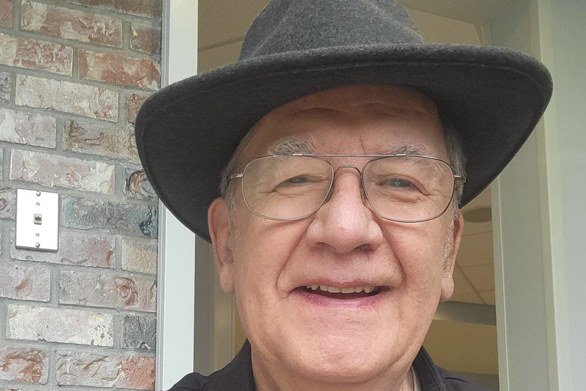 Pastor ‘smacked his wife and flipped her the bird’ in…