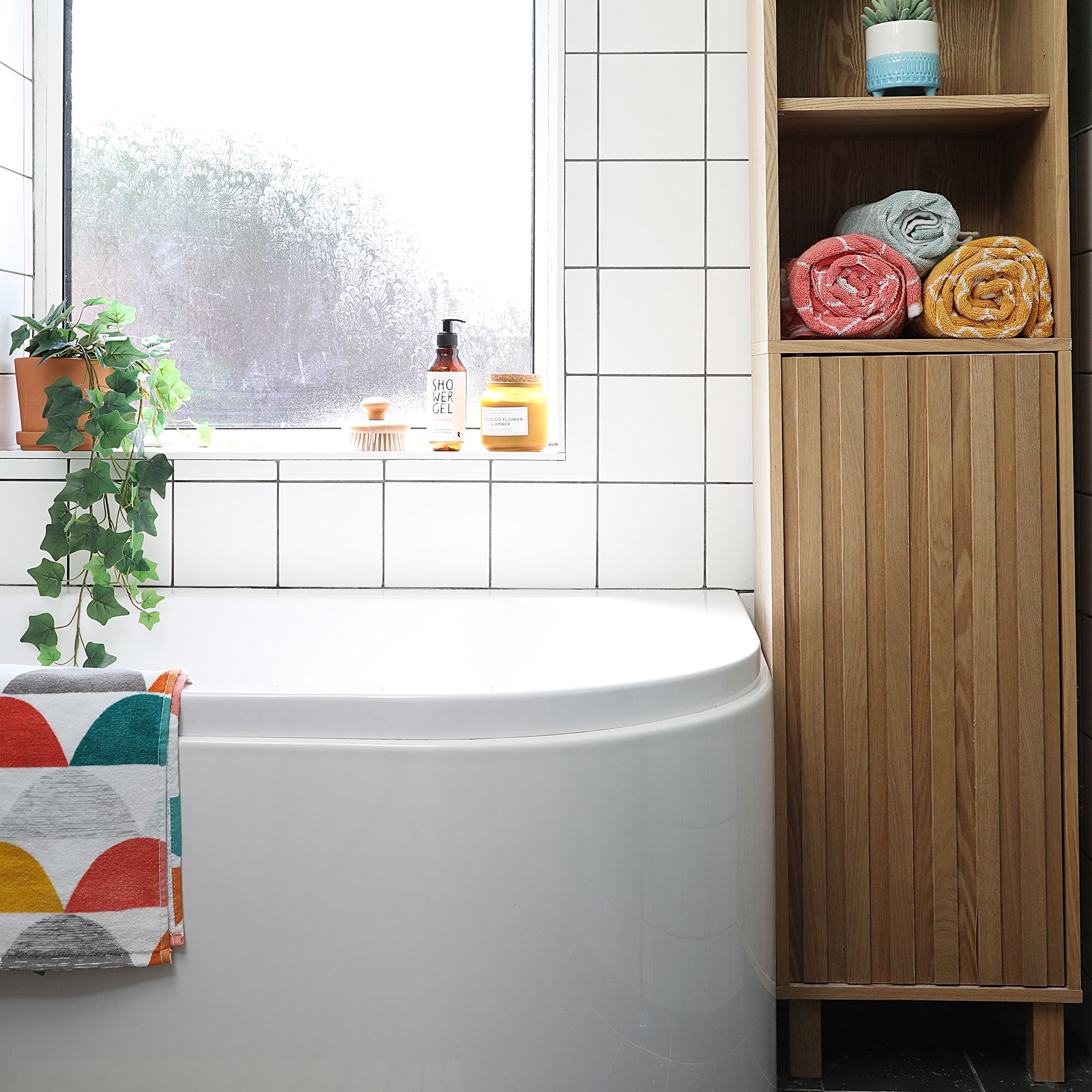 6 renter-friendly small bathroom ideas to turn a bland…