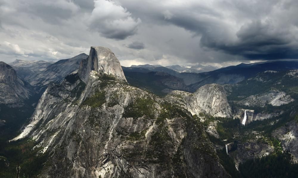 Yosemite hiker slips on cables in Half Dome and falls…