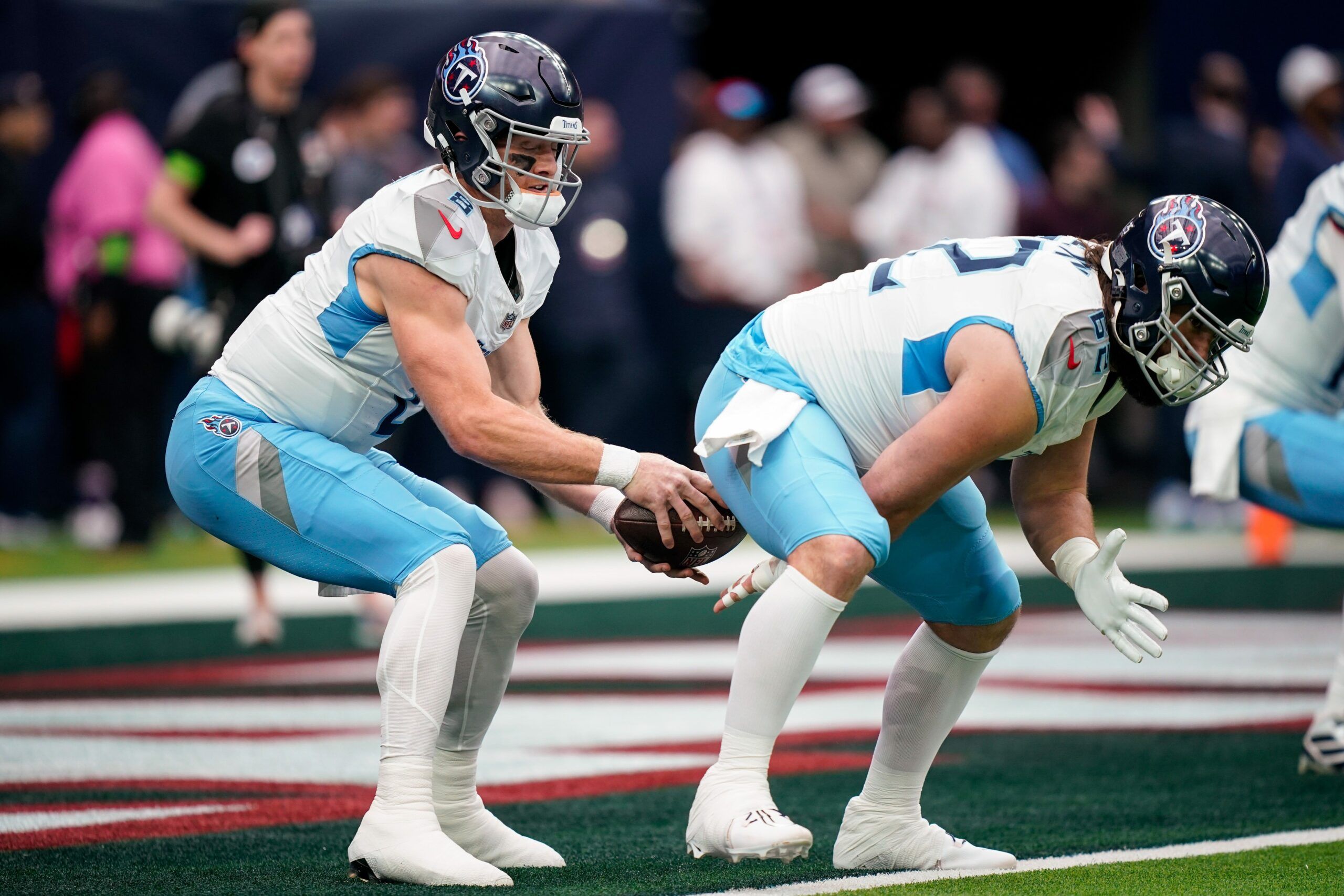 Titans bring back center Corey Levin, sign LB Shane Ray