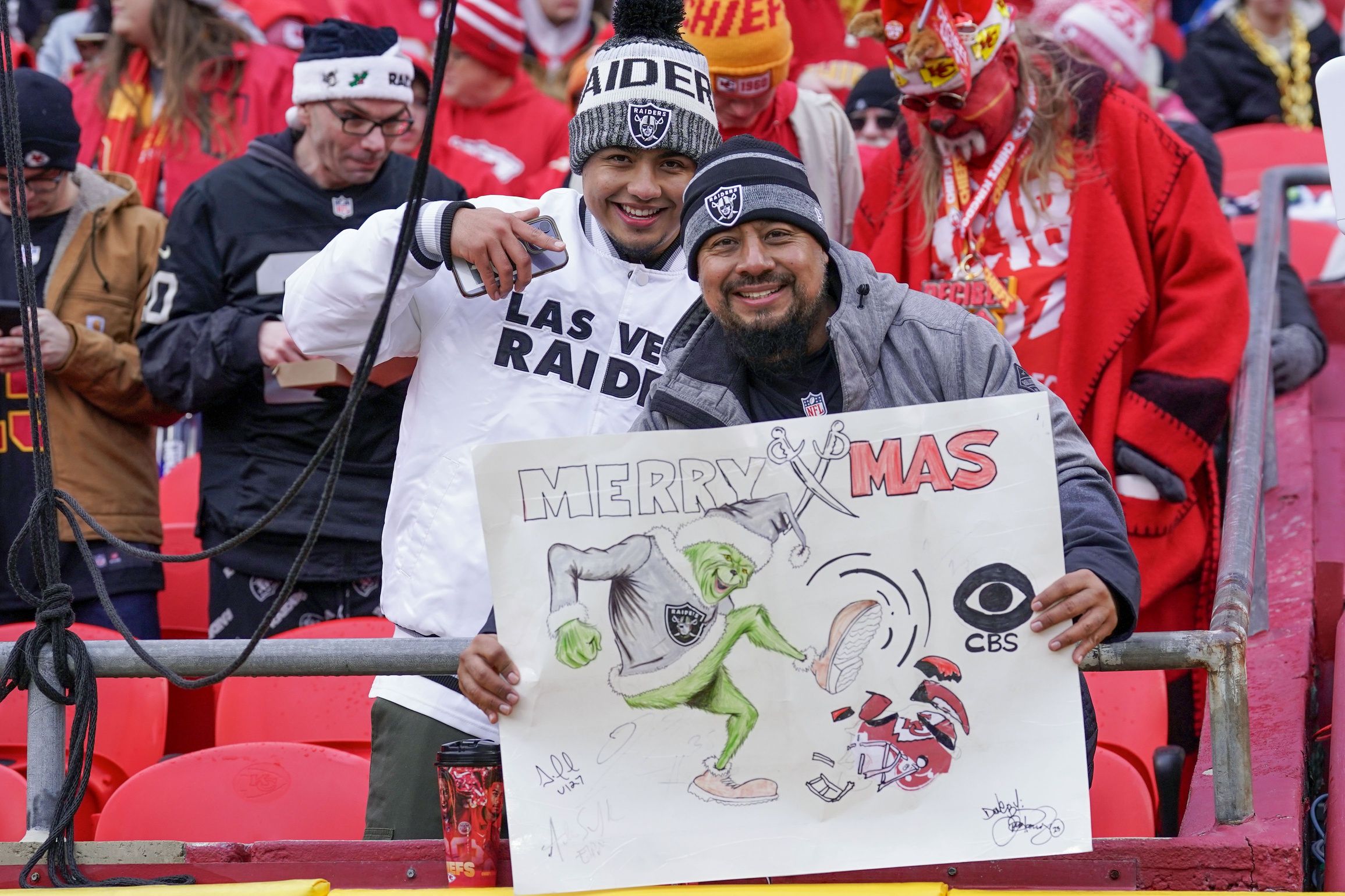 Fan brings Kermit Mahomes puppet to Raiders camp,…