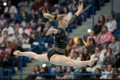 American Gymnast Jade Carey Falls In Floor Routine…