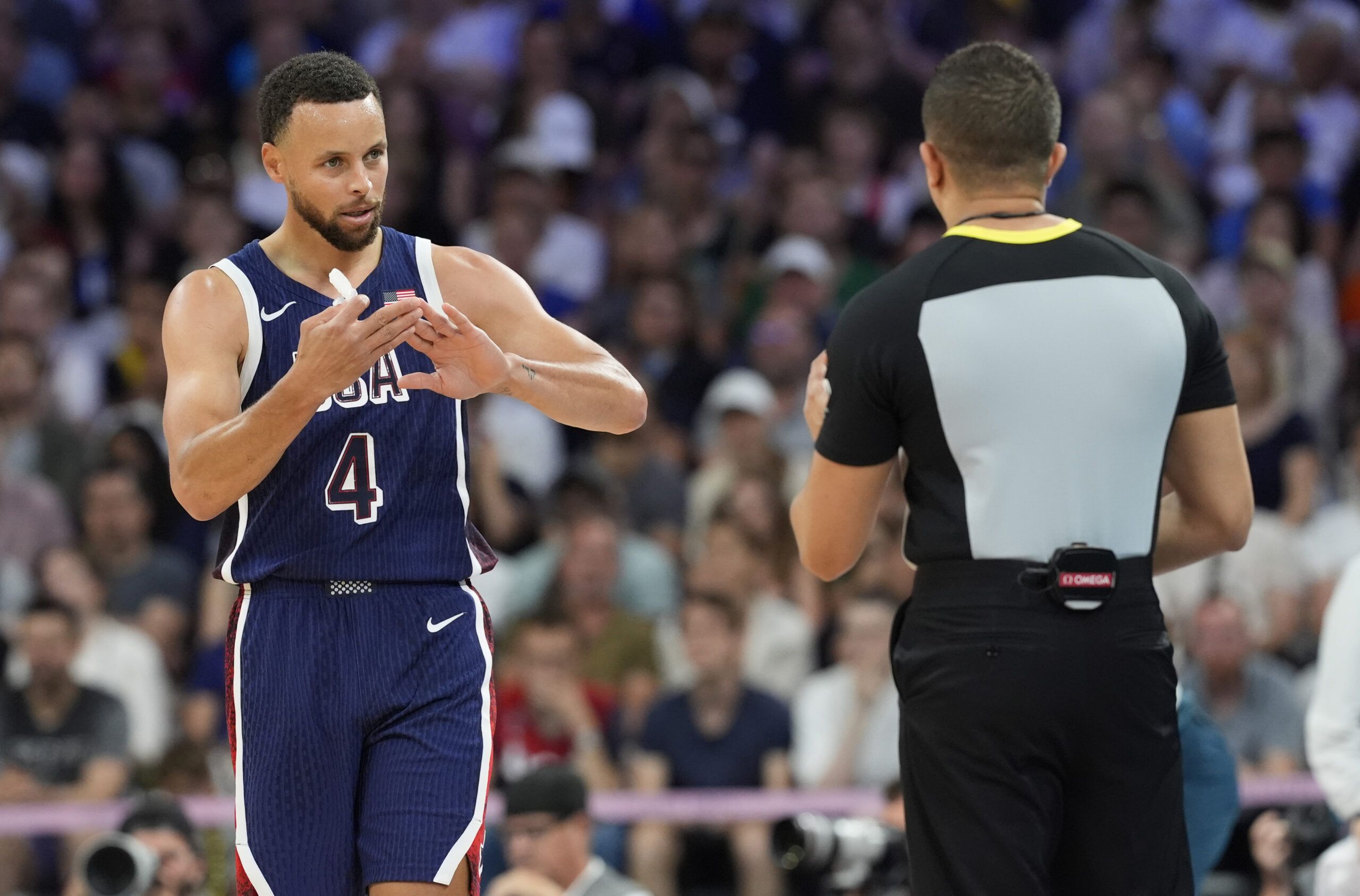 Watch: Steph Curry drills signature no-look 3-pointer…