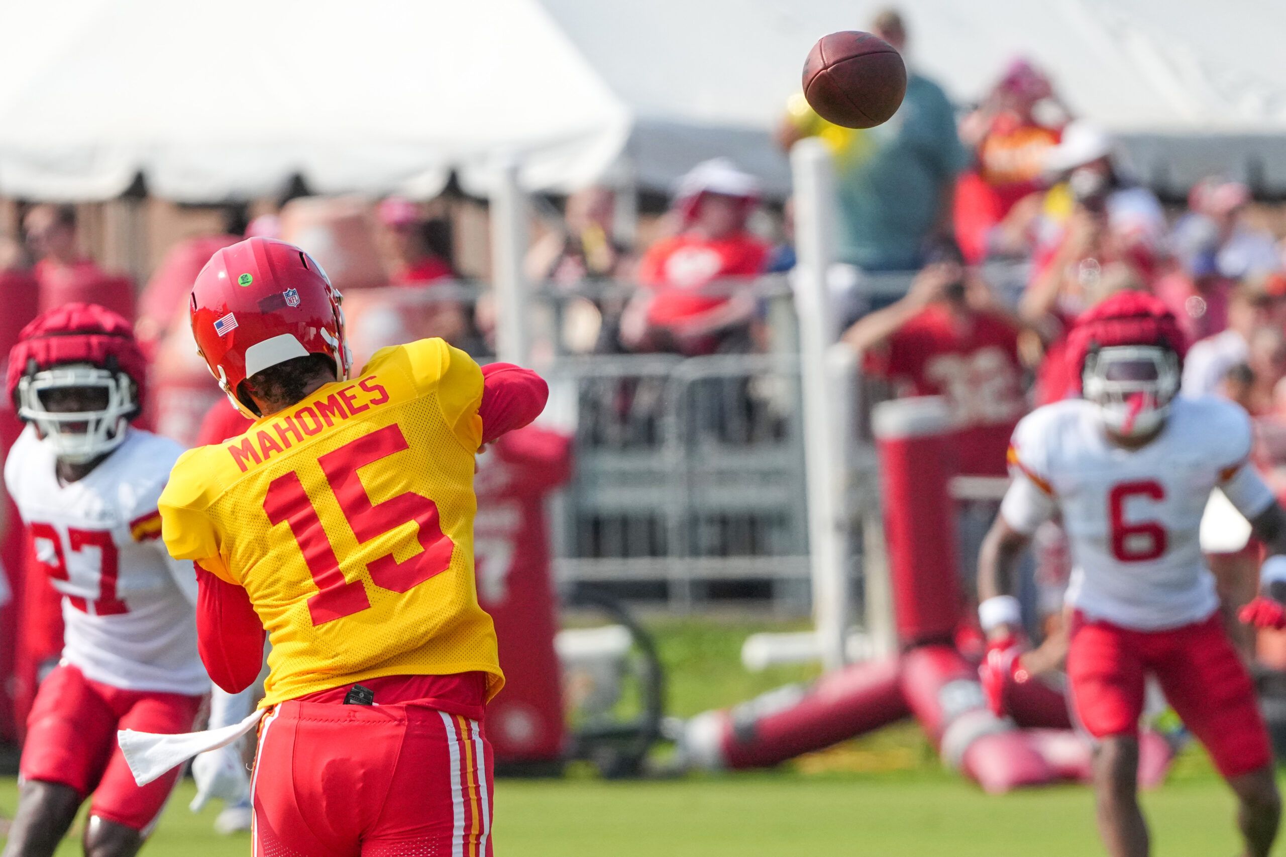 WATCH: Chiefs WR makes diving catch at training camp…