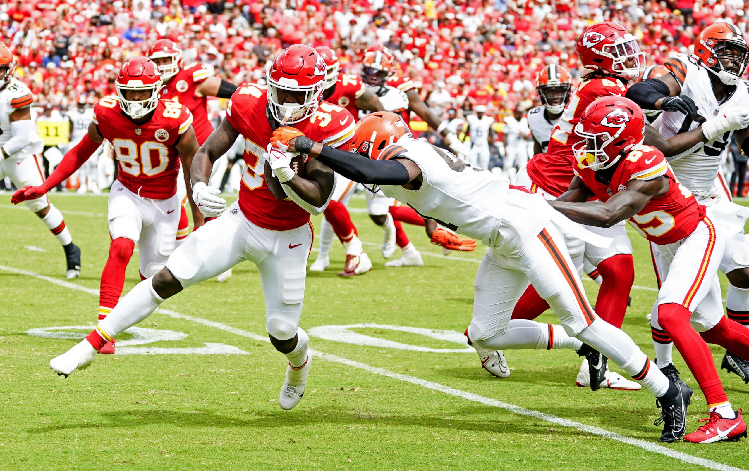 LOOK: Underrated RB makes beautiful catch at Chiefs…