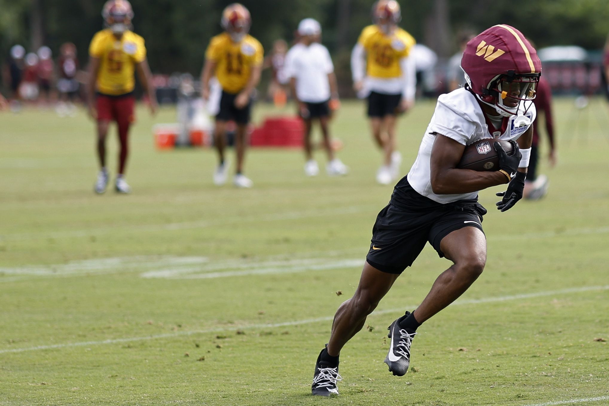 WATCH: Commanders WR Mitchell Tinsley breaking ankles…