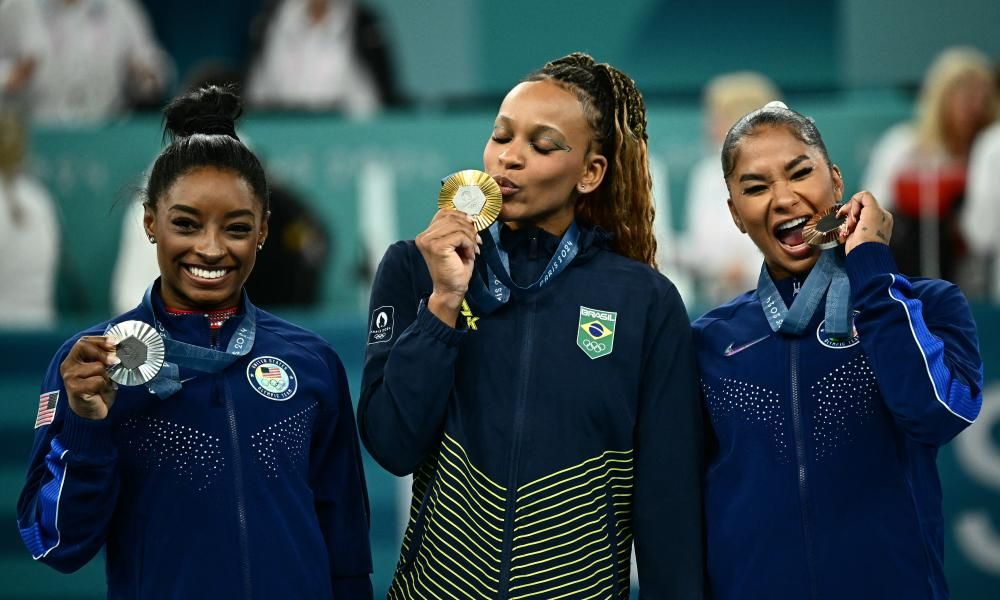 With a salute and a silver medal, Simone Biles shows…