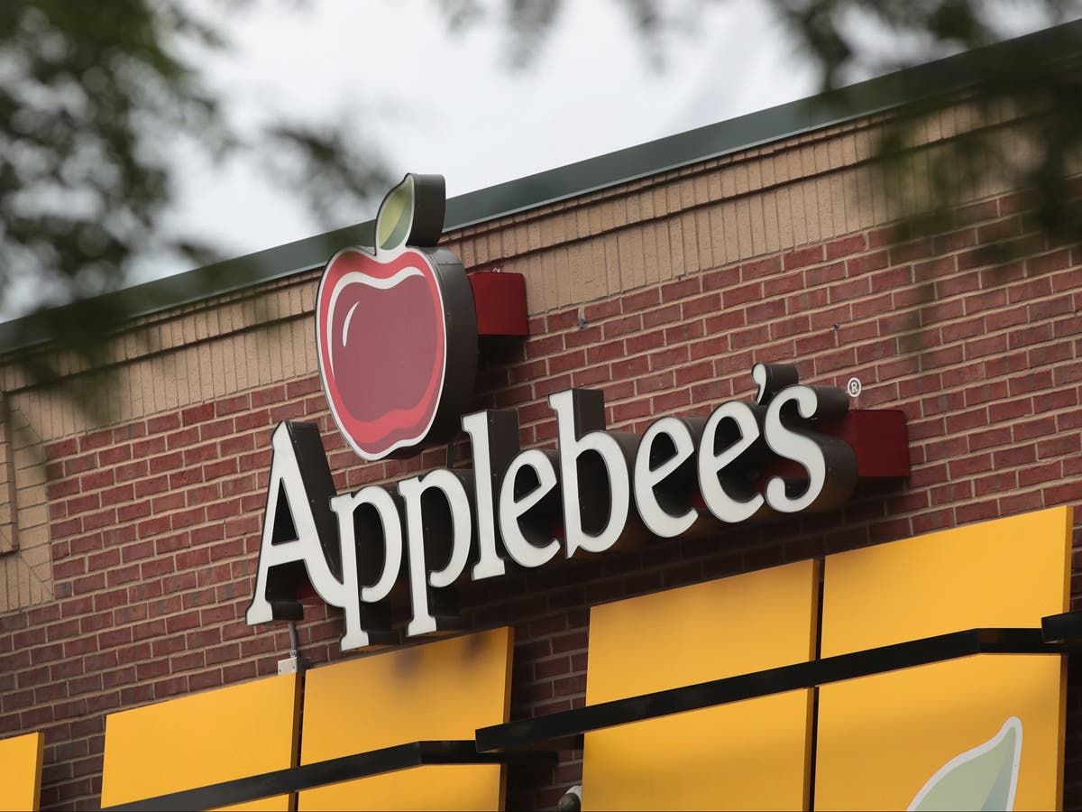 Woman arrested at Applebee’s after she challenged…