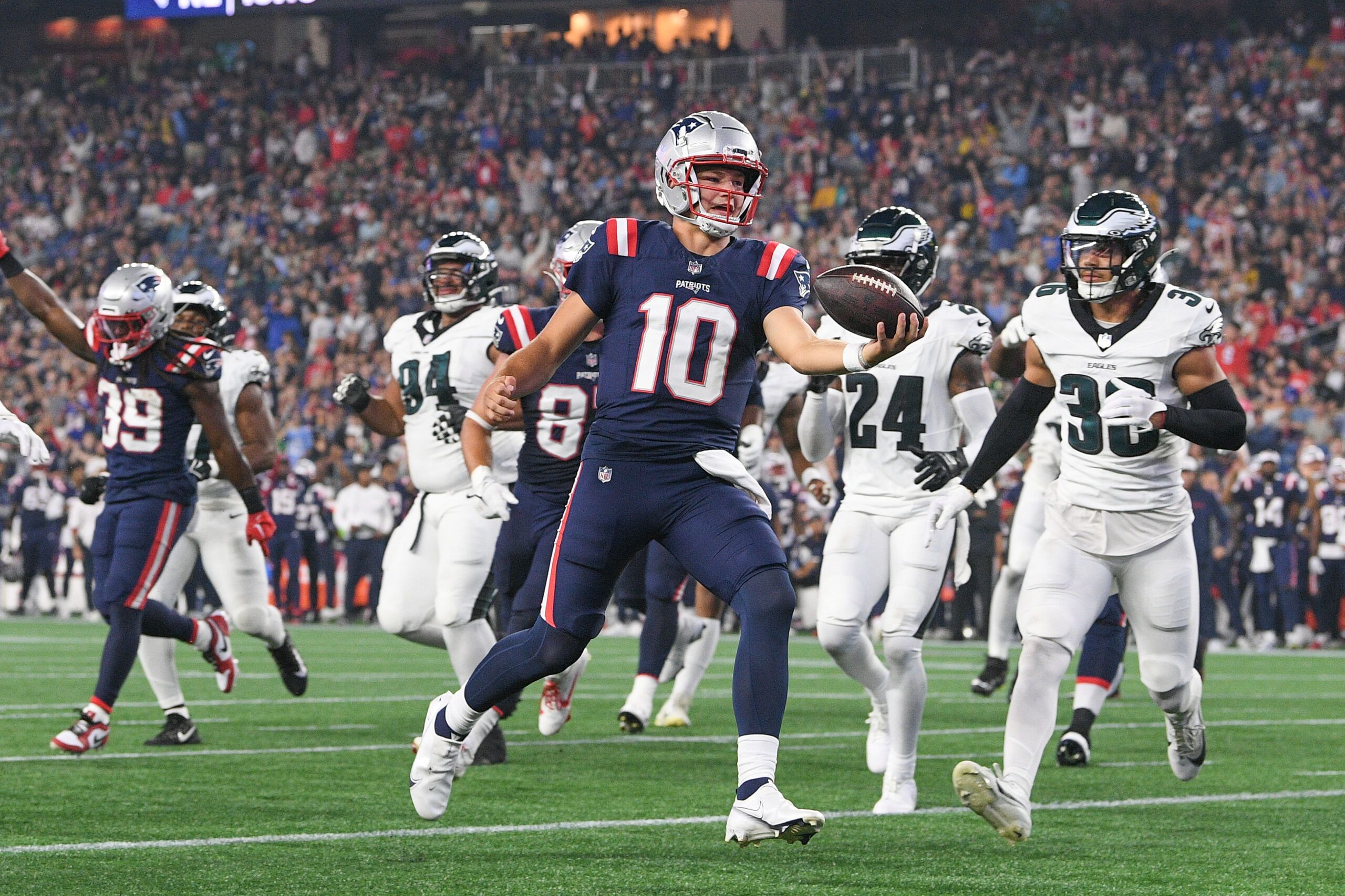 WATCH: Patriots QB Drake Maye scores first NFL…