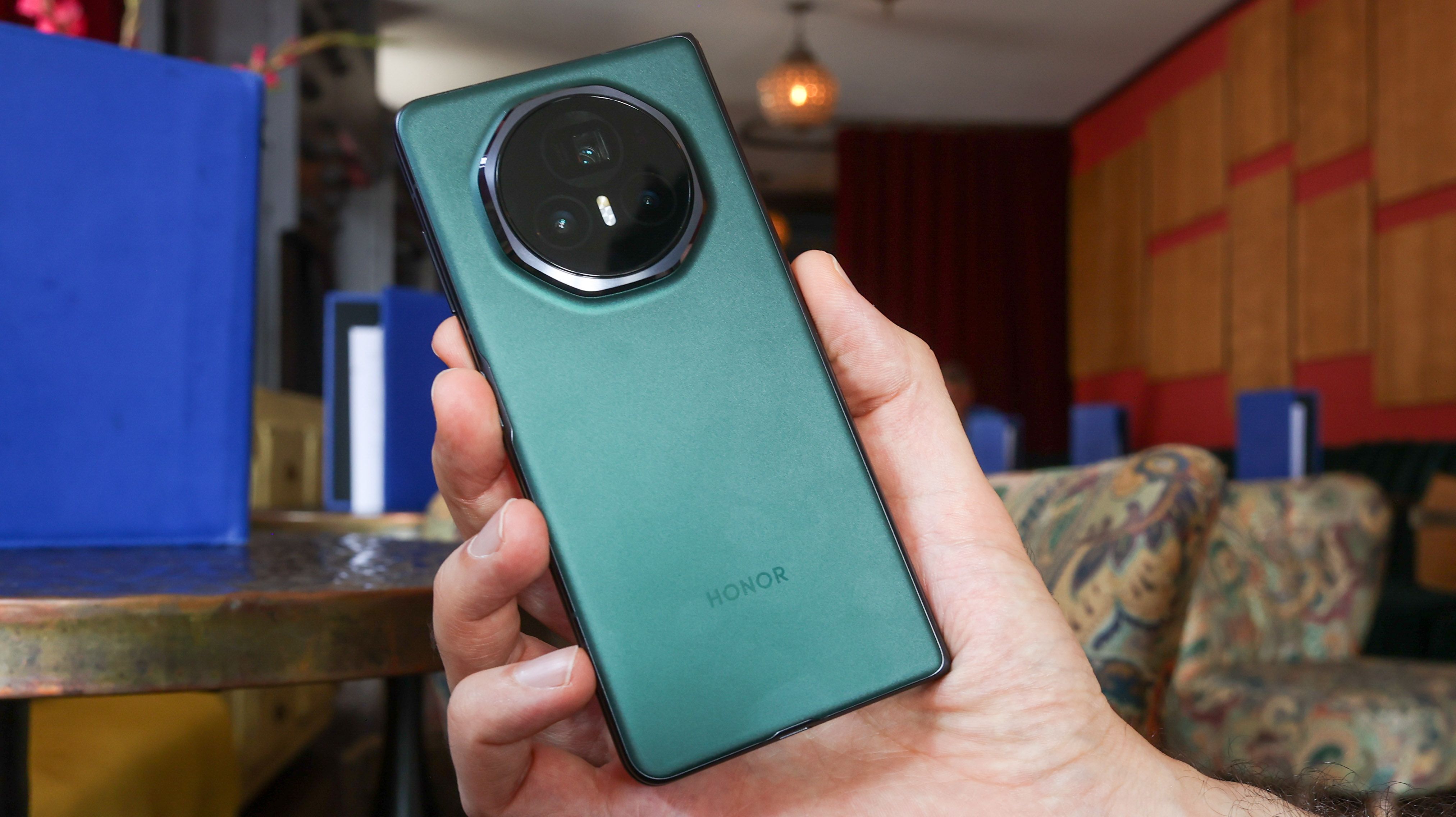 Google and Samsung step aside: 5 ways Honor's V3…