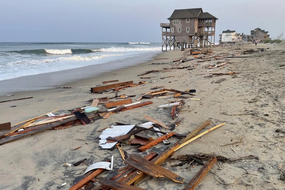 North Carolina beach house collapses dramatically into…