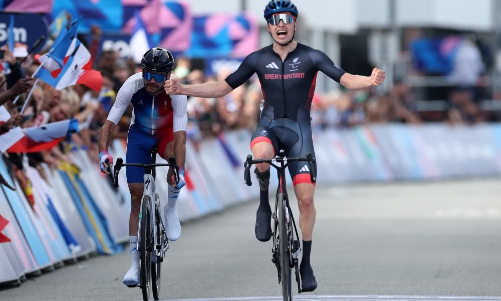 Hannah Cockroft races away from field to claim ninth…
