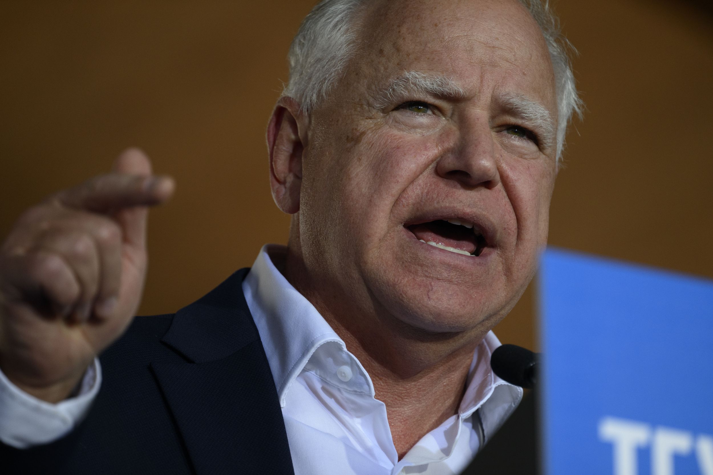 Kamala voters chant 'we don't eat cats' at Tim Walz…