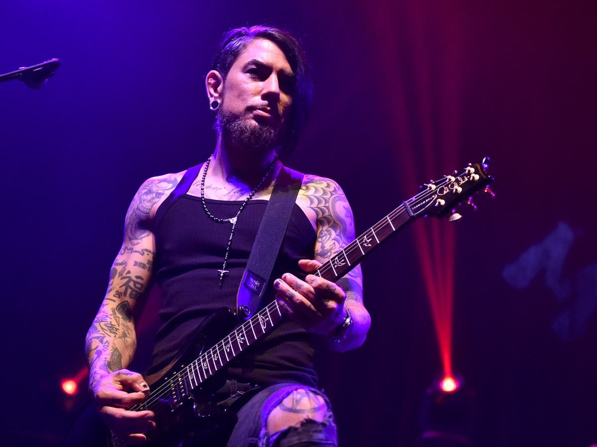 Jane’s Addiction guitarist Dave Navarro shares cryptic…