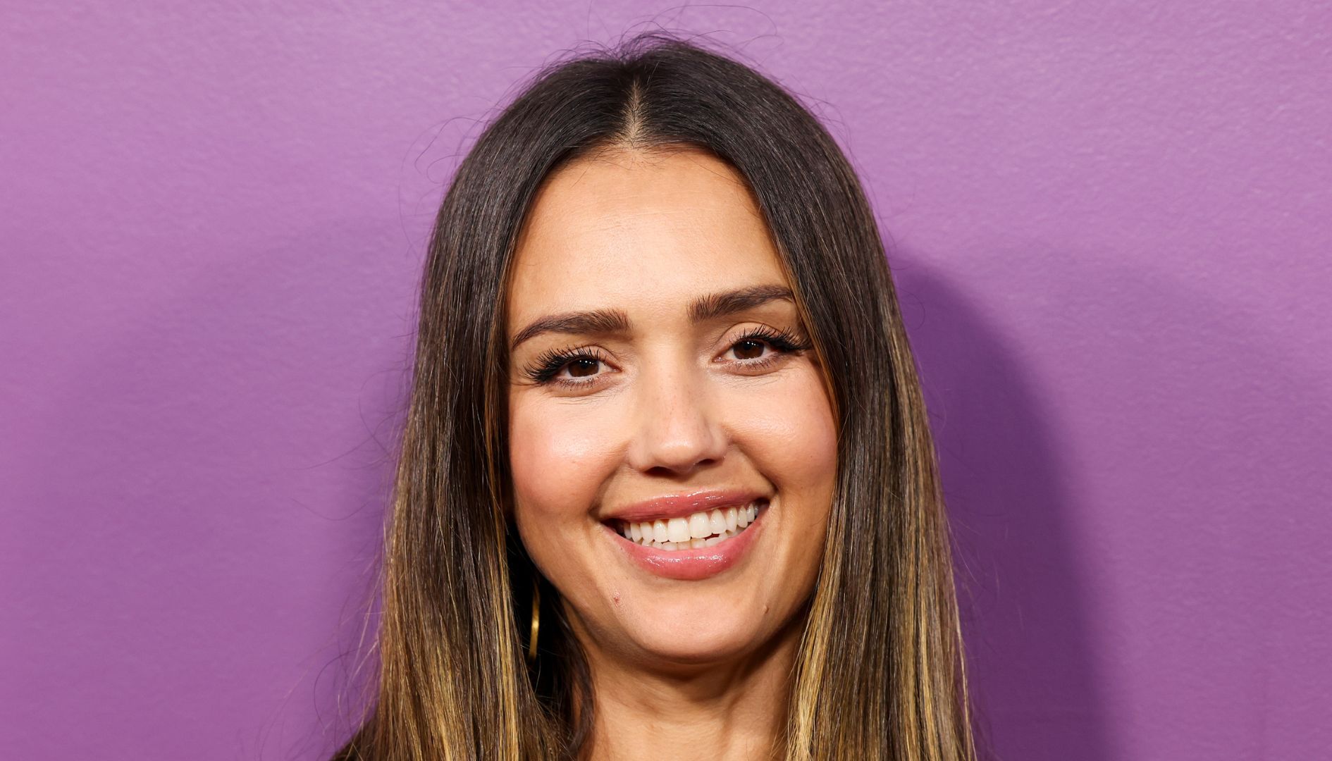 Jessica Alba's effortless combination of baggy jeans…