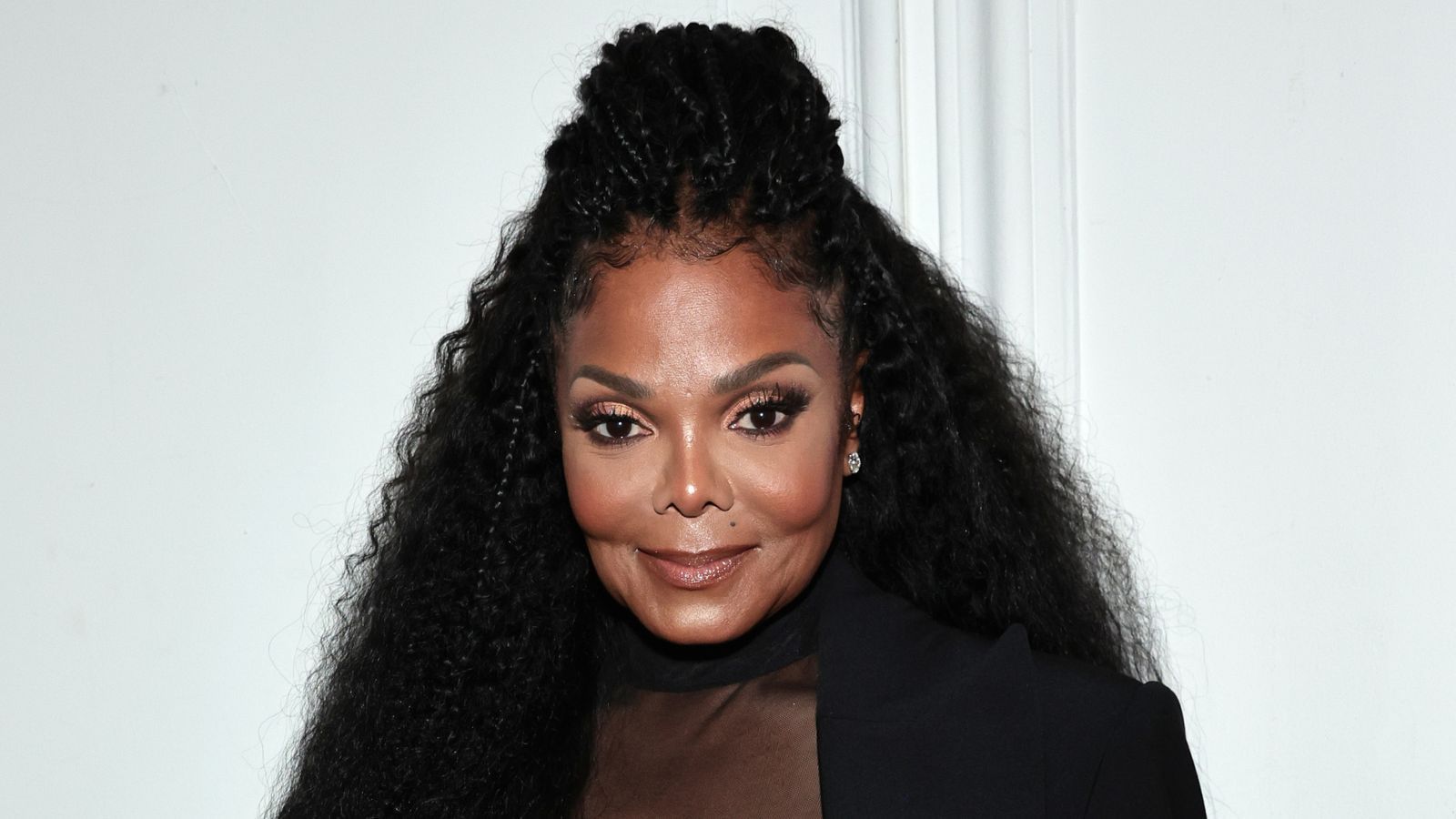 Janet Jackson's unorthodox living room shelving…
