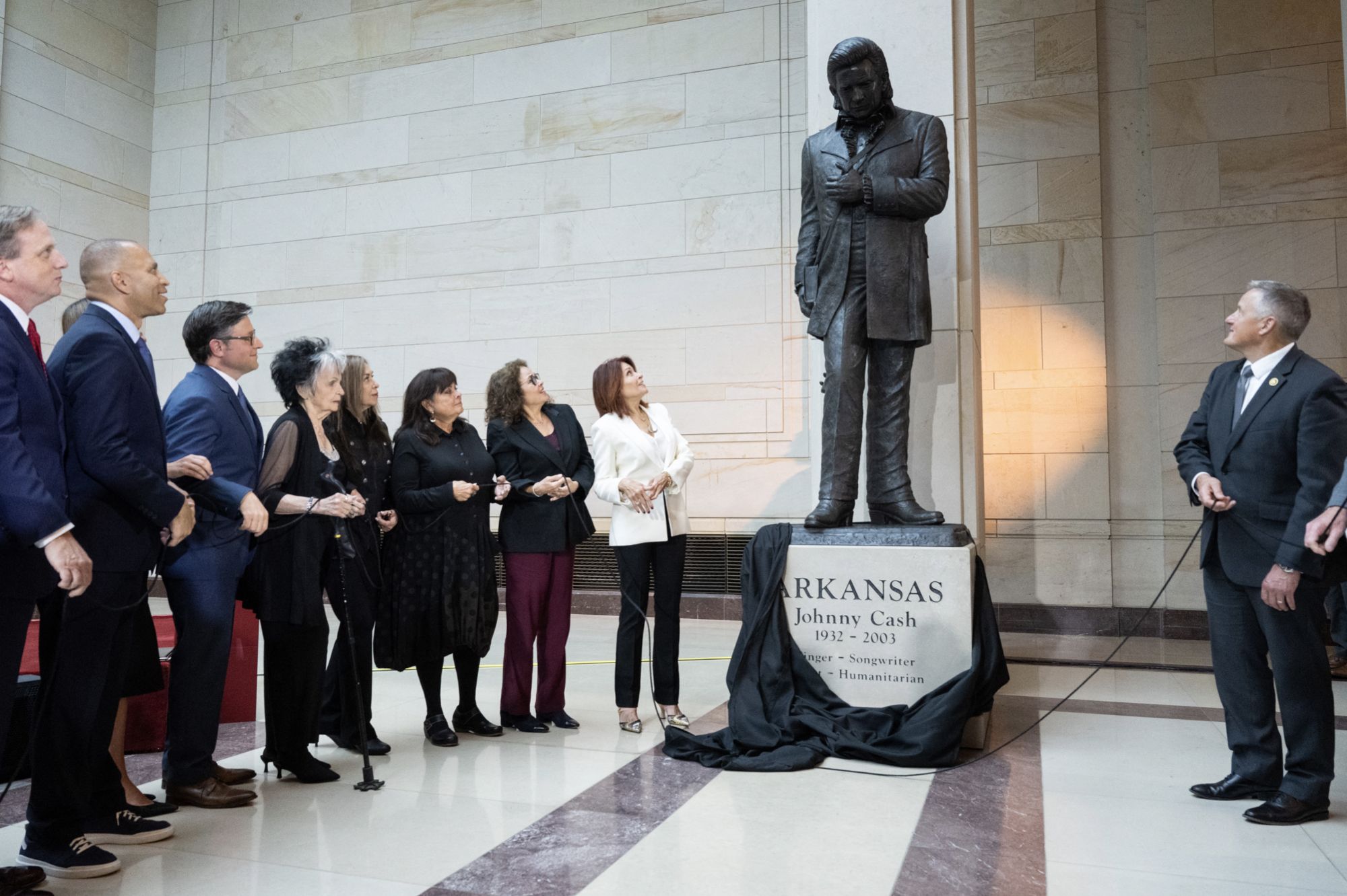 Johnny Cash Statue Replaces Monument to White…