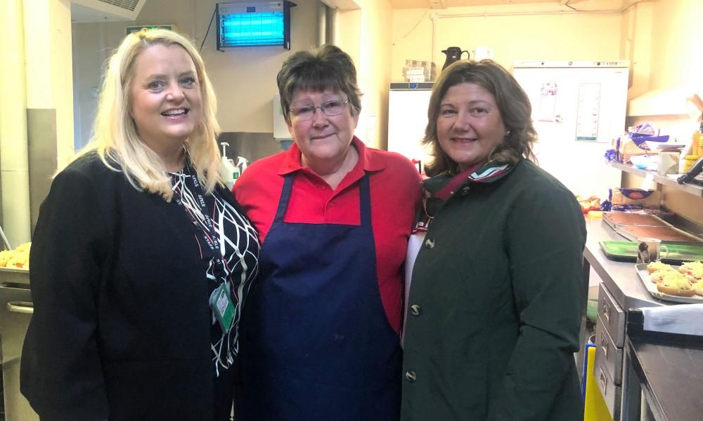 Dinner lady congratulated by Jamie Oliver after 40…