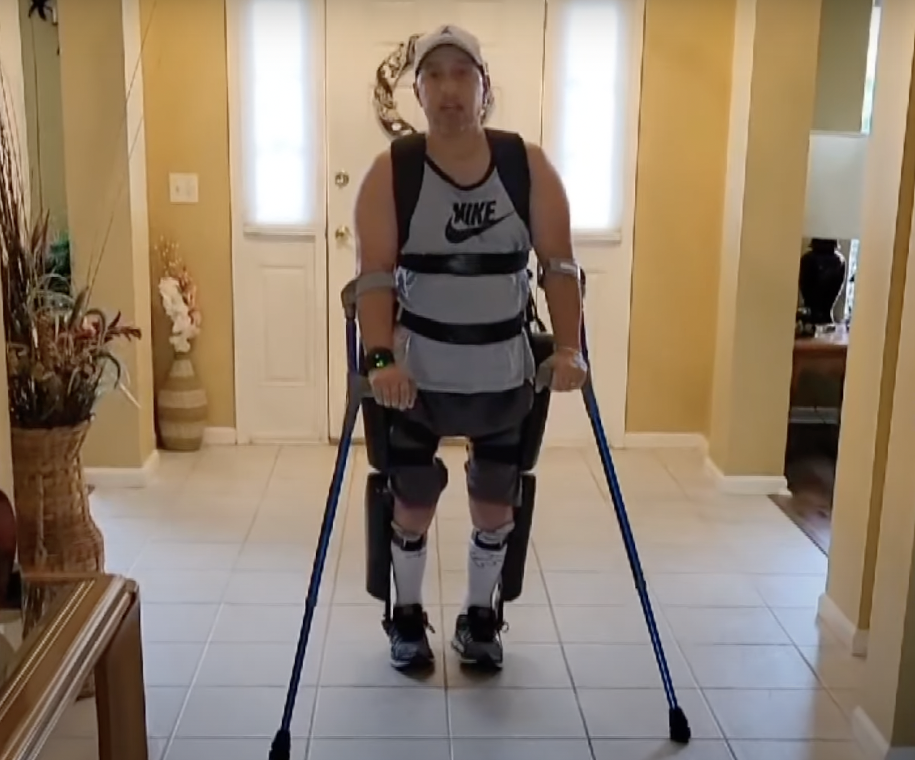 Advice Columnist Helps Paralyzed Florida Man Walk…
