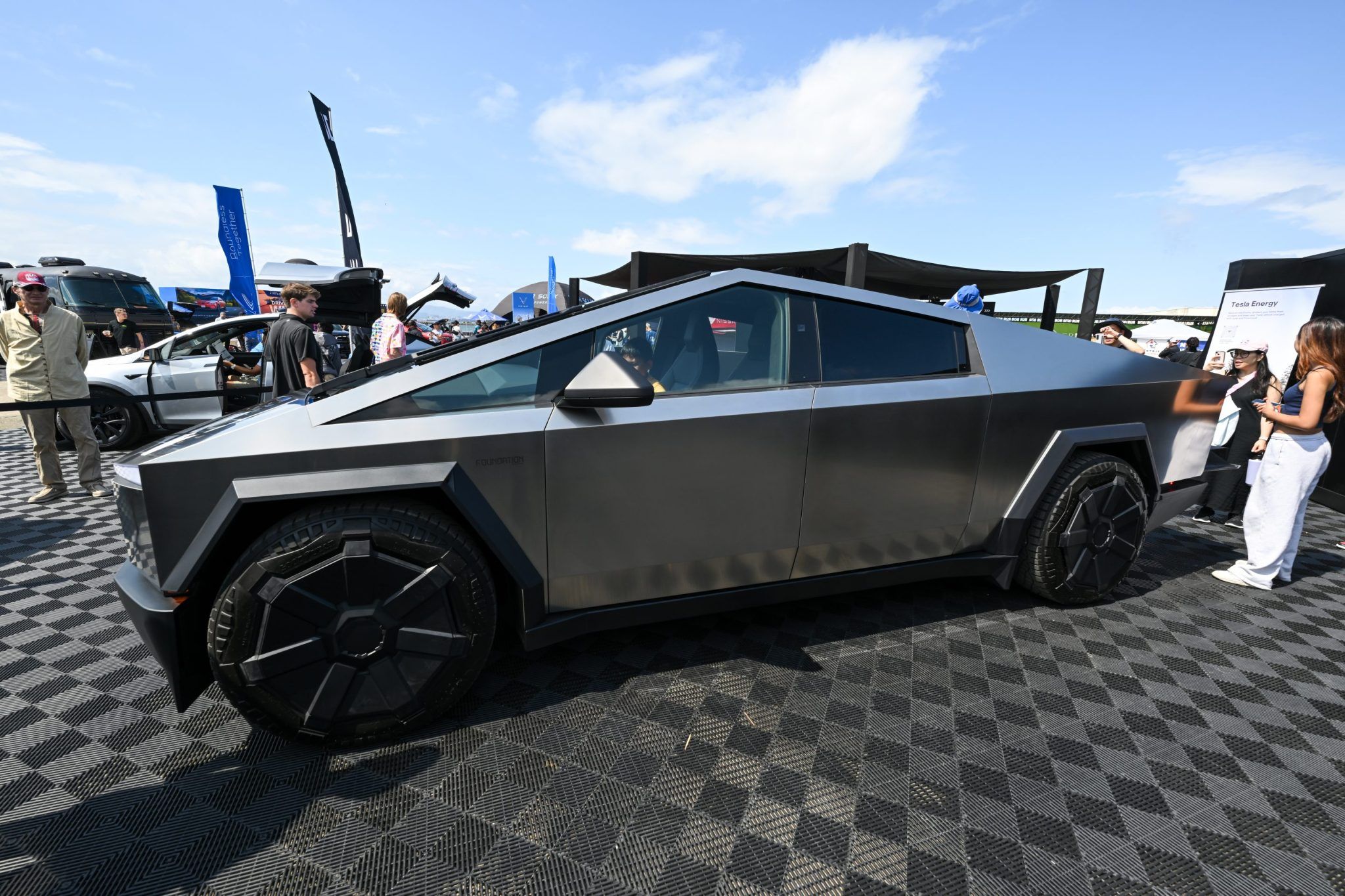 No, Geico is not canceling mass coverage on the…