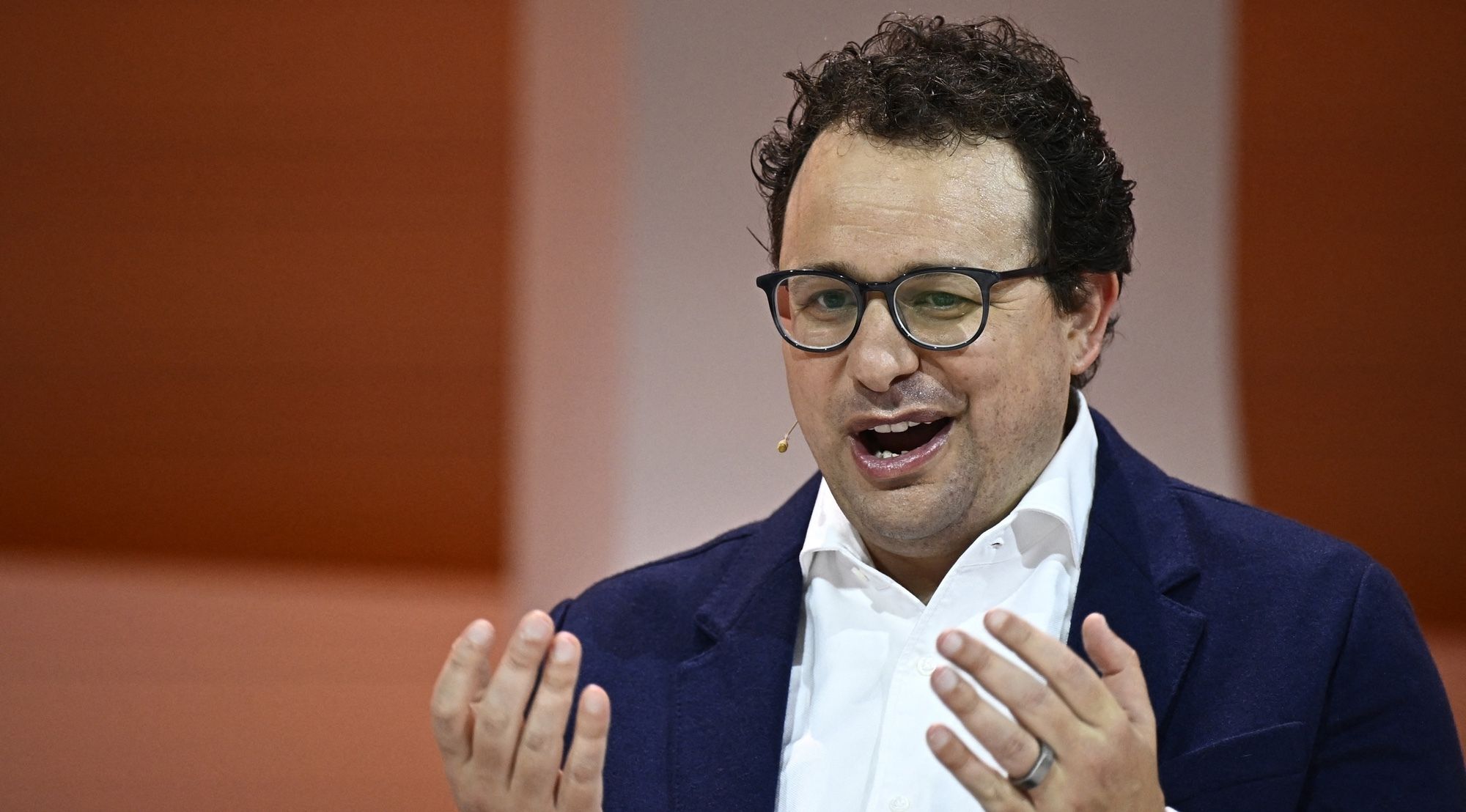 Anthropic CEO says AI will help us live longer and…