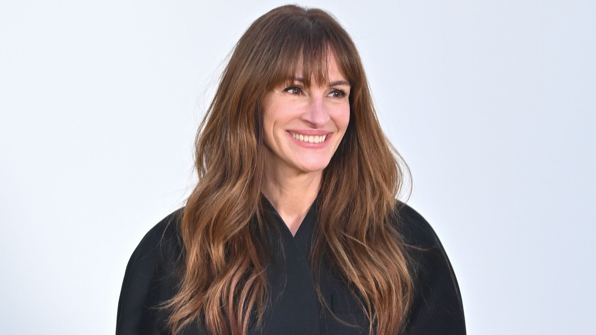 Julia Roberts proves she's the queen of tailoring in a…