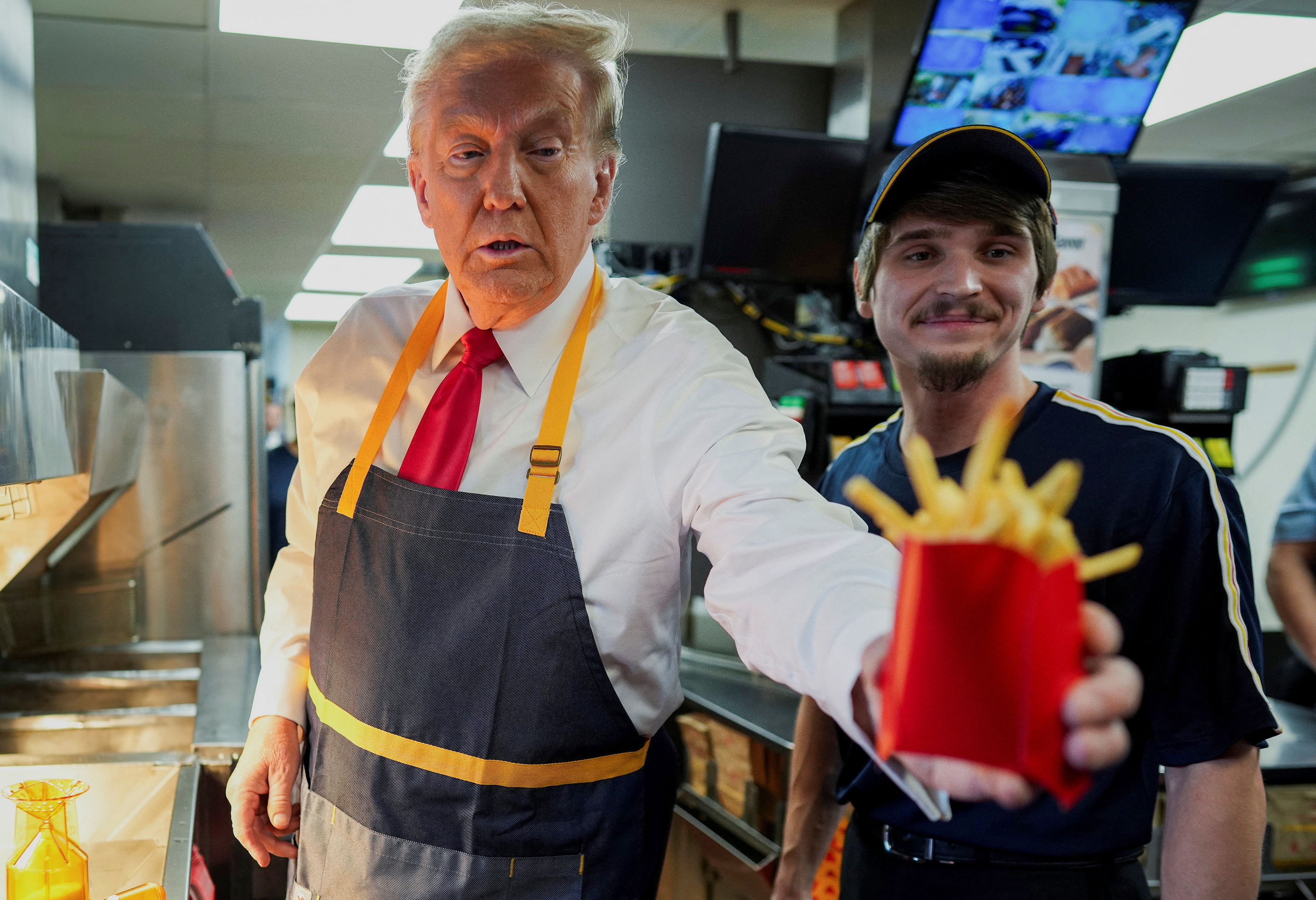 Trump visits McDonald’s as Harris speaks to…