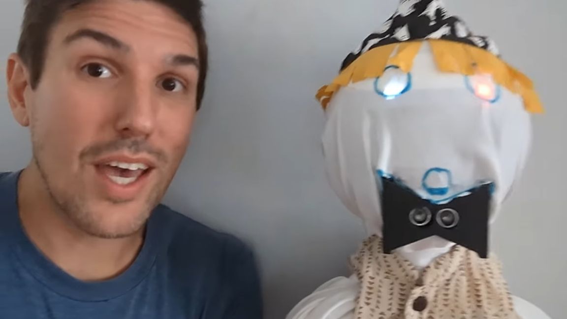 This Raspberry Pi ghost talks to trick-or-treaters…