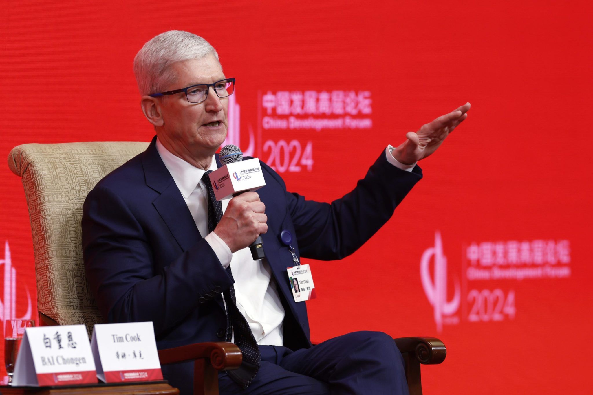 Tim Cook makes another trip to China as local users…