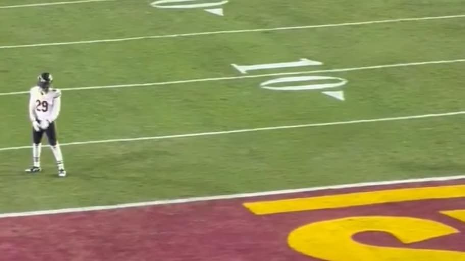 Sports Illustrated - Cameras Caught Bears DB Taunting…