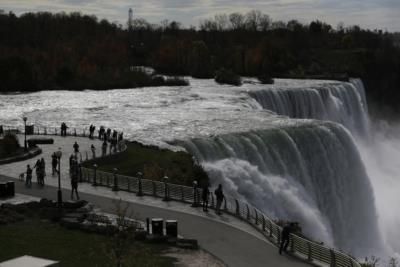 Mother And Children Go Over Niagara Falls In Tragic…