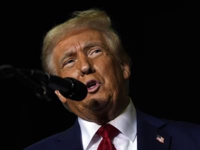 Donald Trump Complains About Microphone Malfunction At…