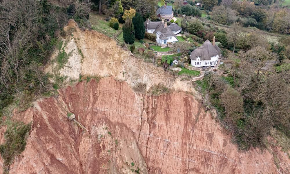 Devon cliff collapse leaves Sidmouth cottage teetering…