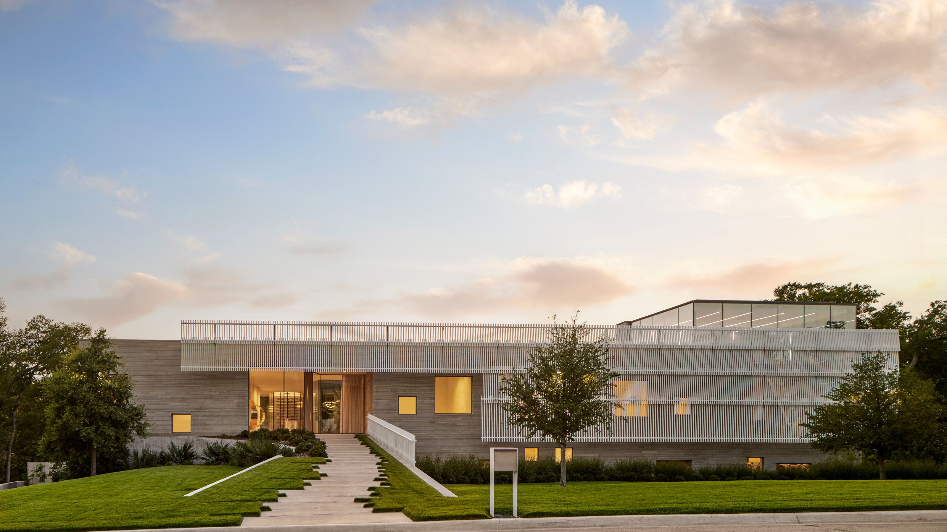 A new Texas house transforms a sloping plot into a…