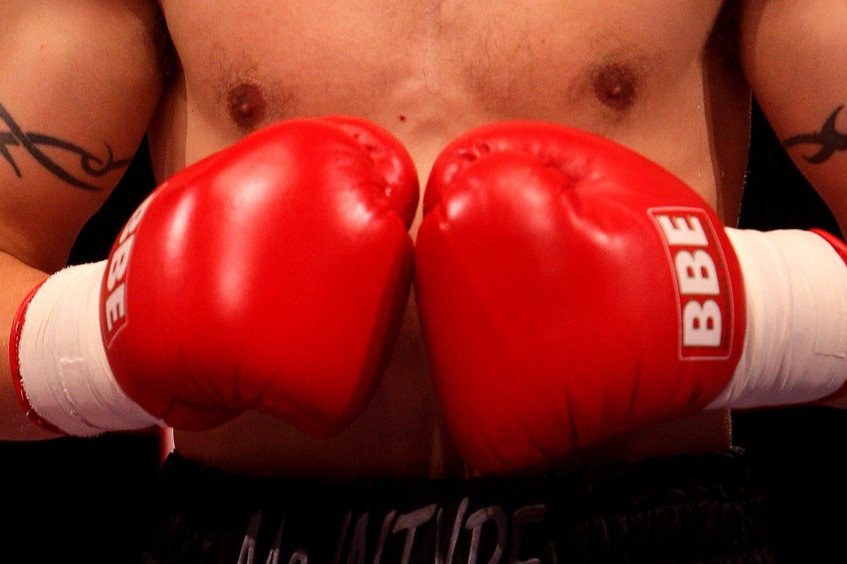 A close shave – Austin DeAnda gets haircut mid-fight…