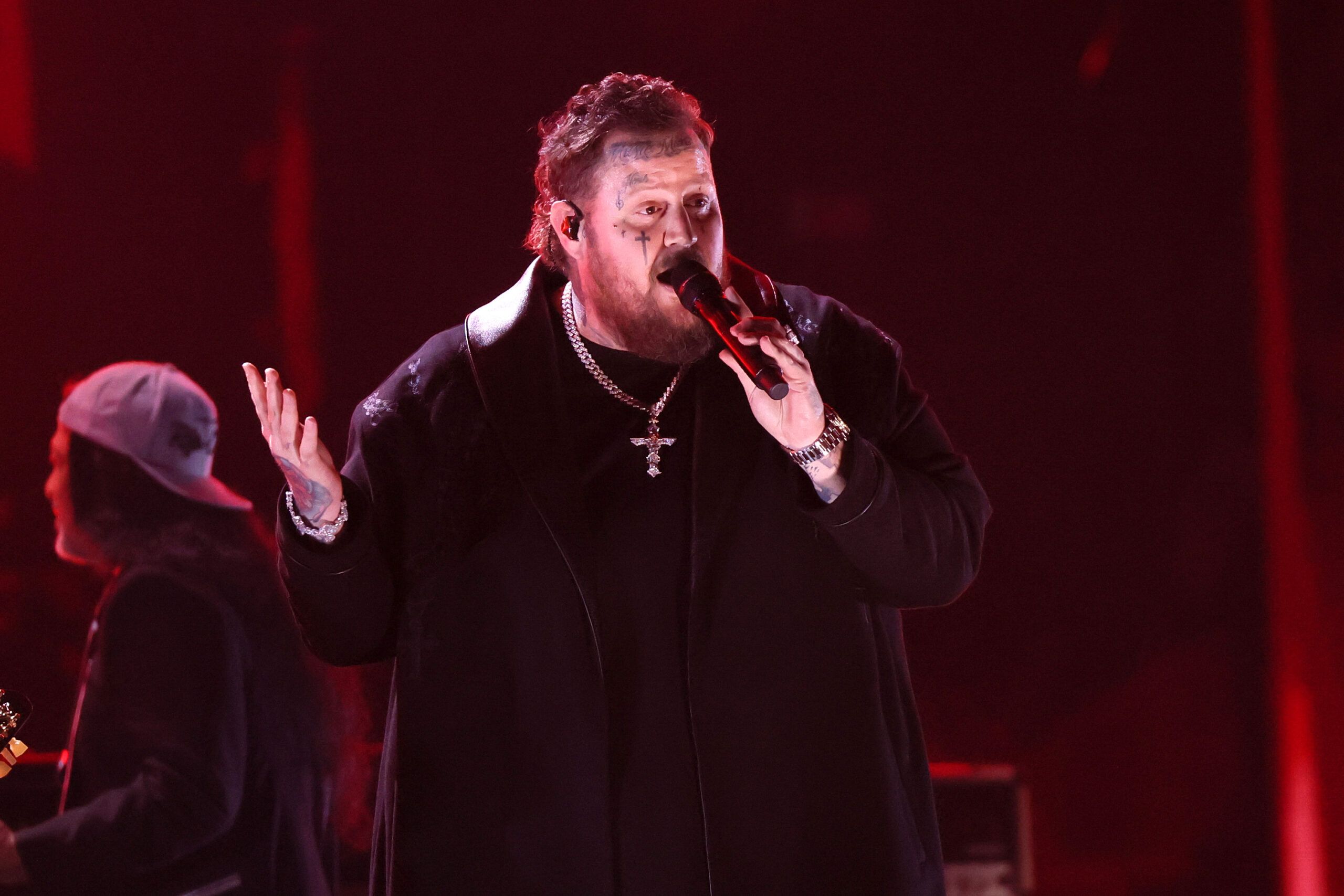 Singer, rapper Jelly Roll joins cheerleaders for…