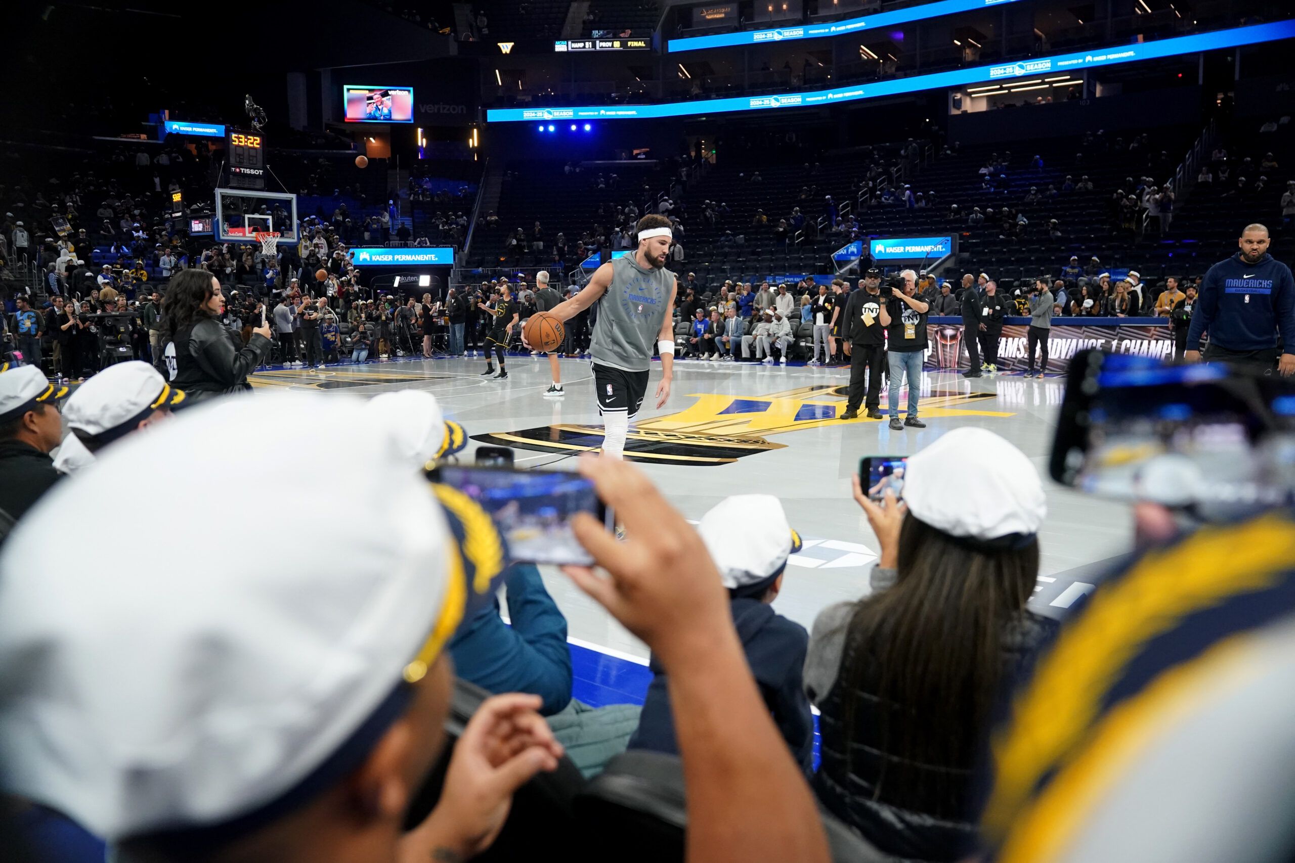 Klay Thompson got an incredible standing ovation from…