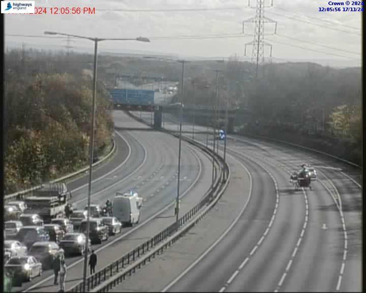 M25 traffic gridlocked as motorway closes near…