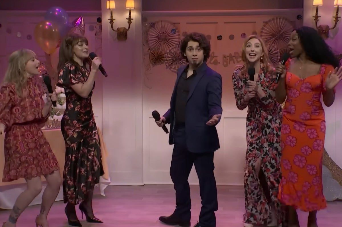 SNL reprises Ariana Grande’s viral Domingo sketch with…