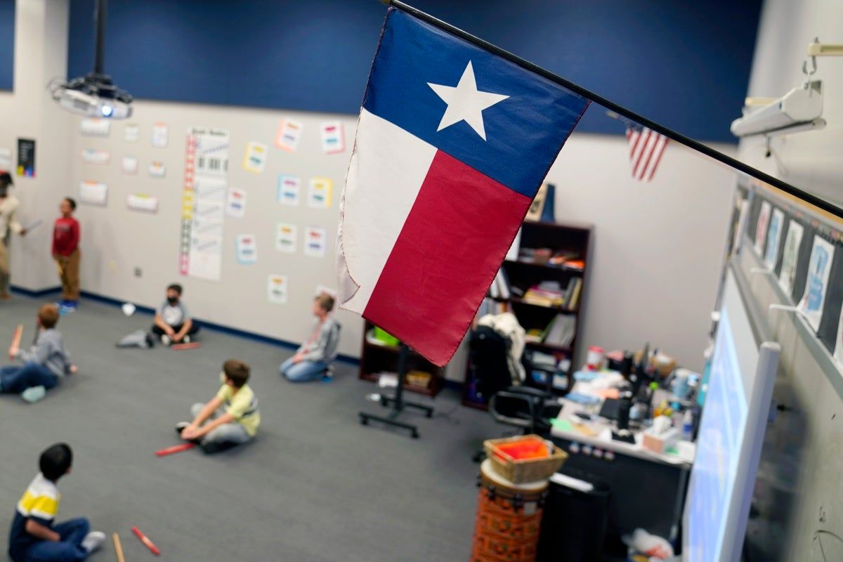 Texas board advances plan to allow Bible material in…