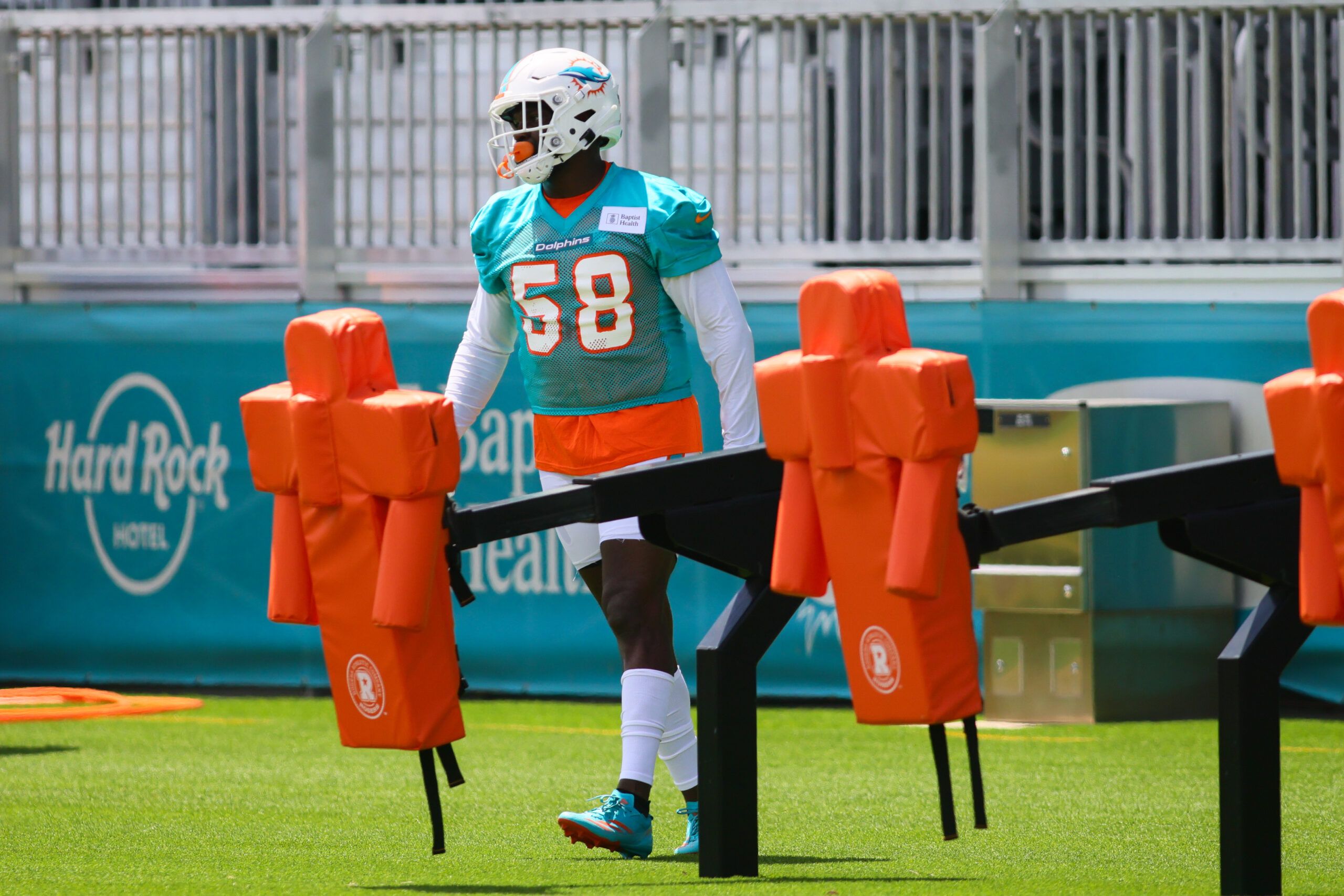 Mike McDaniel explains why Dolphins left Shaq Barrett…