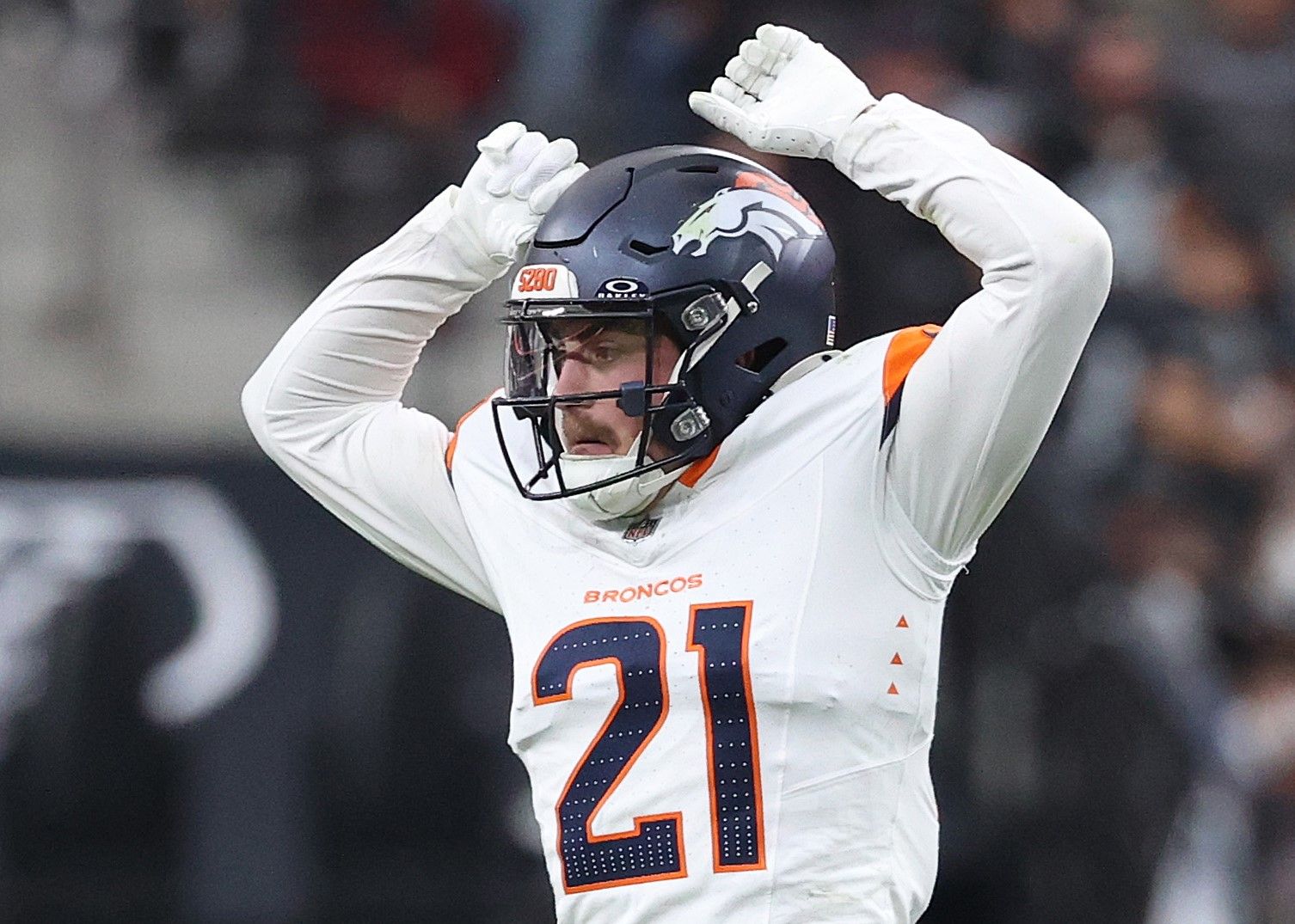 Is Riley Moss playing today? Injury updates for…