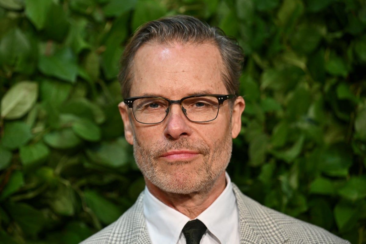 Guy Pearce claims Warner Bros exec barred him from…