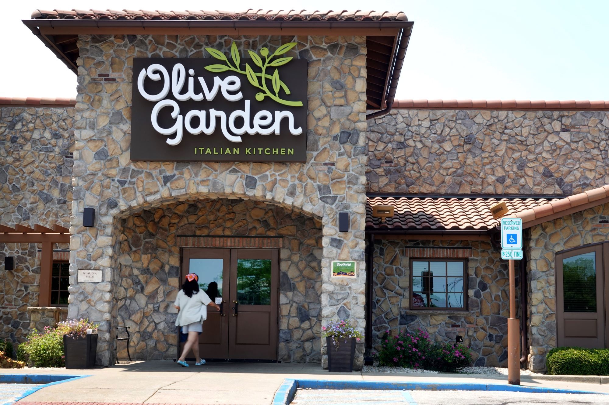 Olive Garden Owner Darden Restaurants Reports 6% Sales…